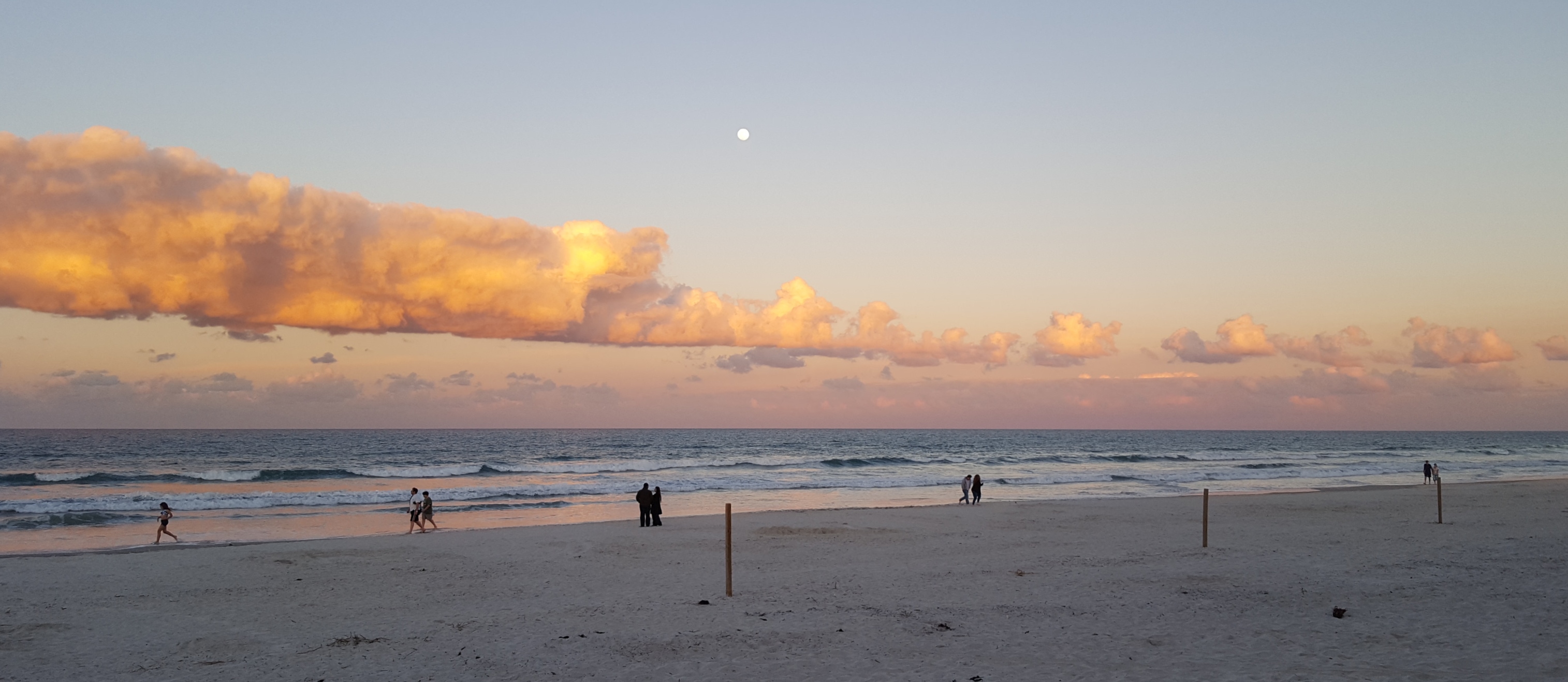 Early moon rise – Atlantic Plaza